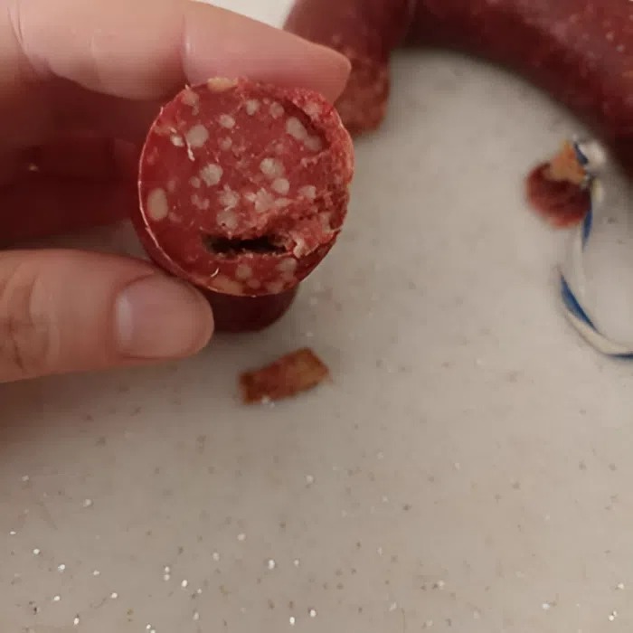 Kai pjaustydamas dešrą pastebėjau kažką keisto, galvojau, kad tai ...